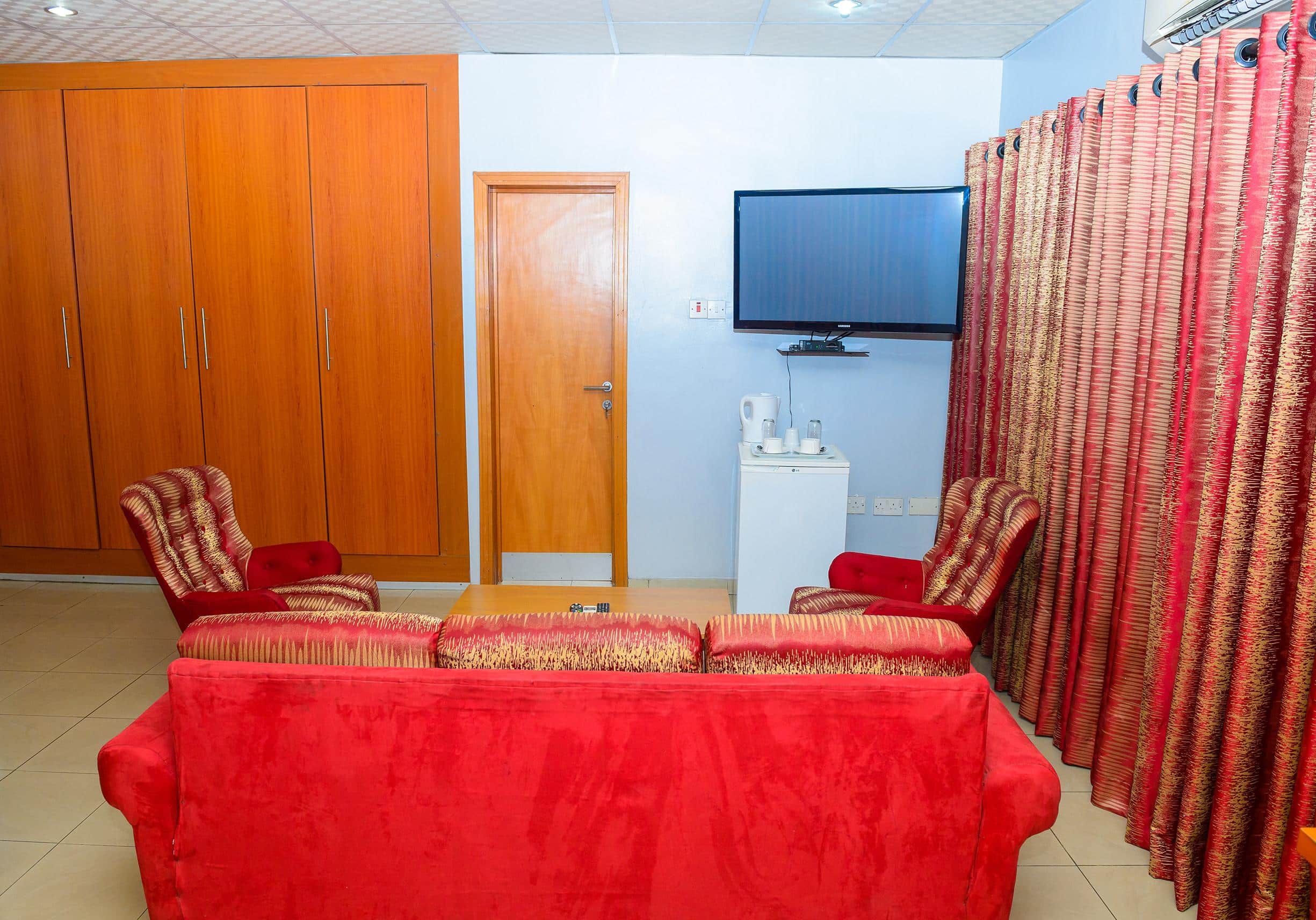 Deluxe Room In The Bridge Lodge In Lekki, Lagos | Plistbooking.com | 301552