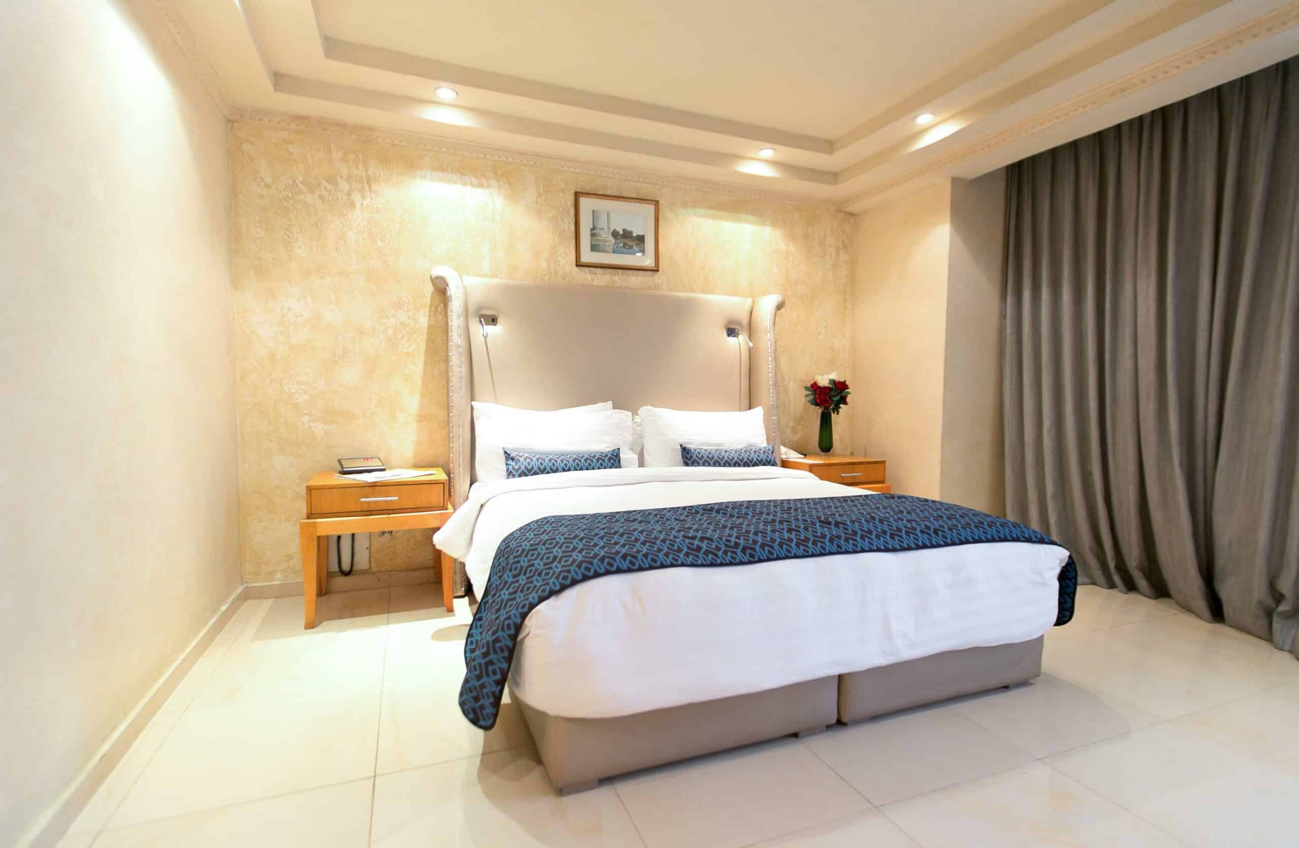 Deluxe King Room In Victoria Crown Plaza Hotel In Victoria Island ...