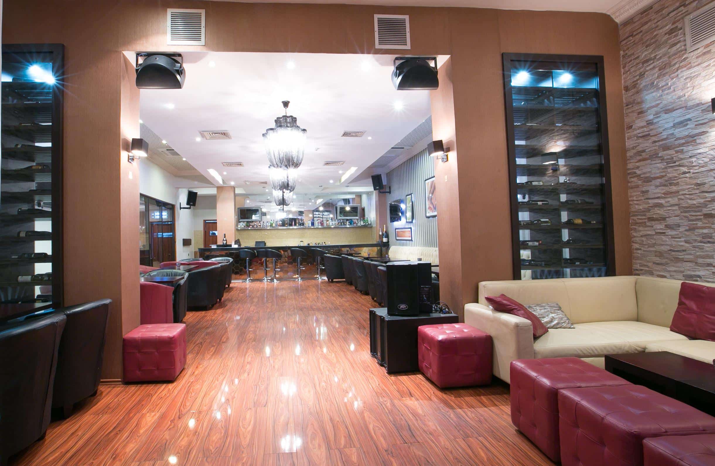 Deluxe King Room In Victoria Crown Plaza Hotel In Victoria Island ...