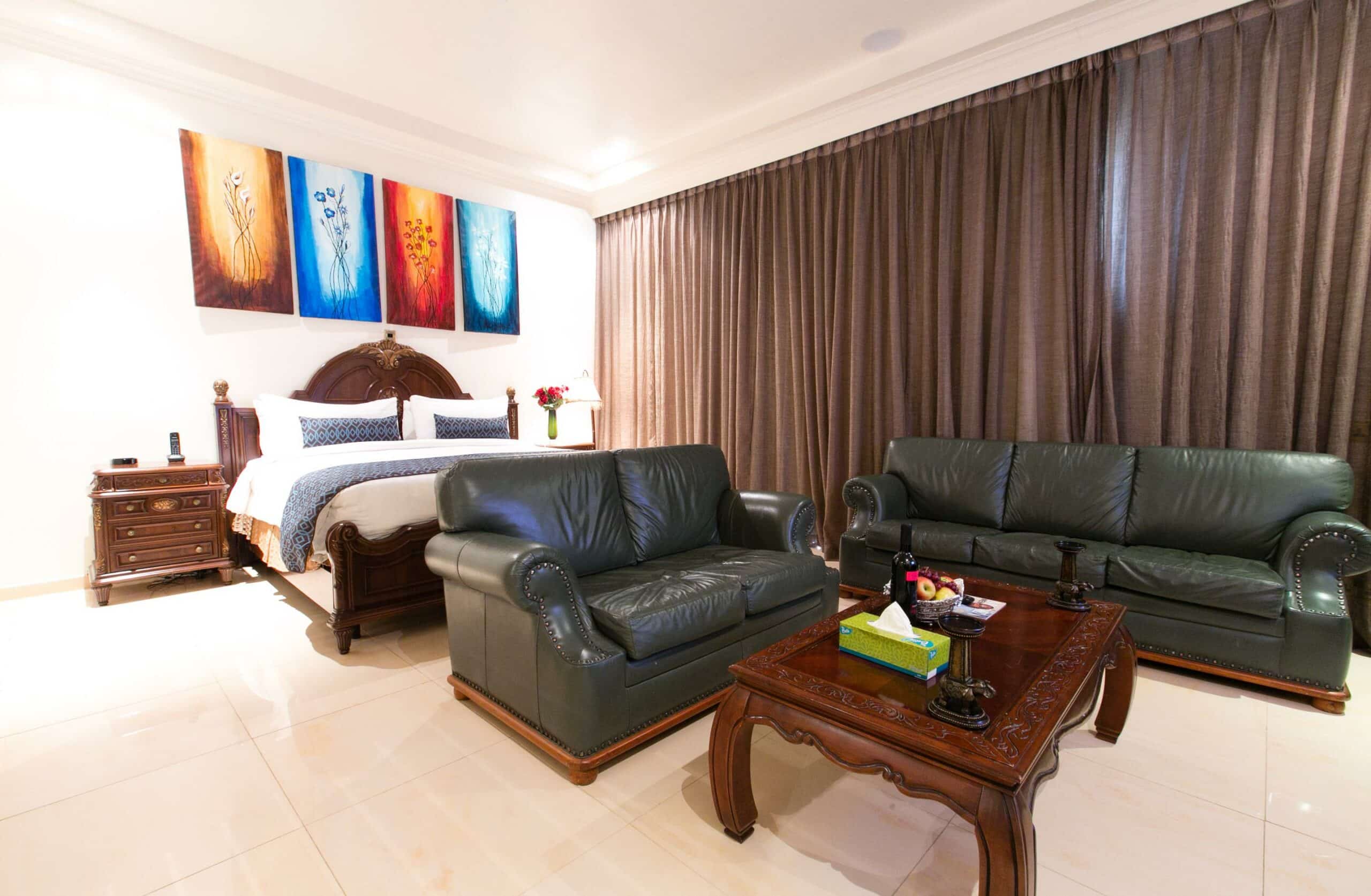 Deluxe King Room In Victoria Crown Plaza Hotel In Victoria Island ...